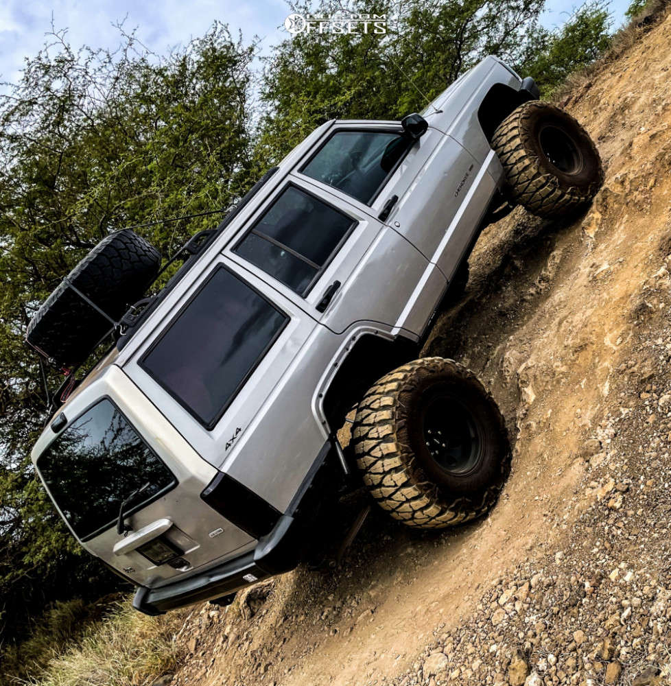 2001 Jeep Cherokee with 15x10 -47 Pro Comp 69 and 33/13.5R15 Nitto Mud ...