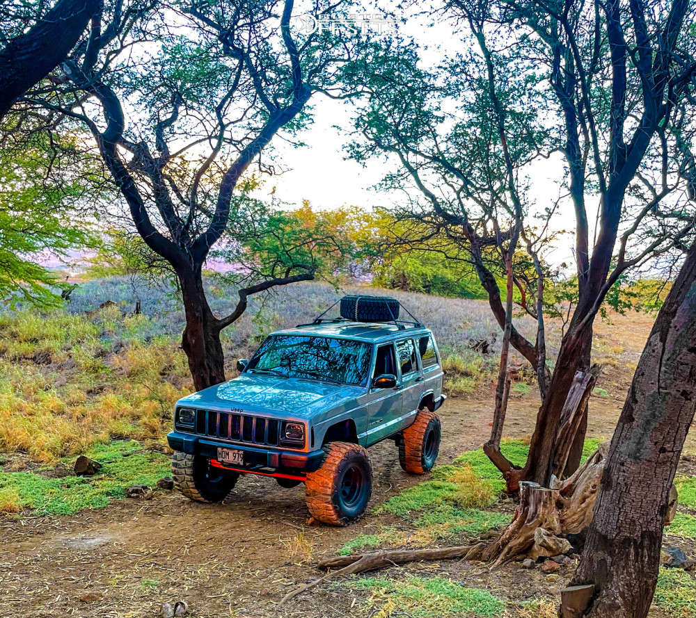 2001 Jeep Cherokee with 15x10 -47 Pro Comp 69 and 33/13.5R15 Nitto Mud ...