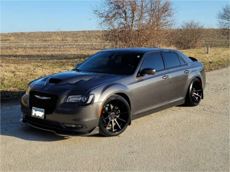 2019 Chrysler 300 with 22x9.5 12 Ferrada FR4 and 255/30R22 Continental ...