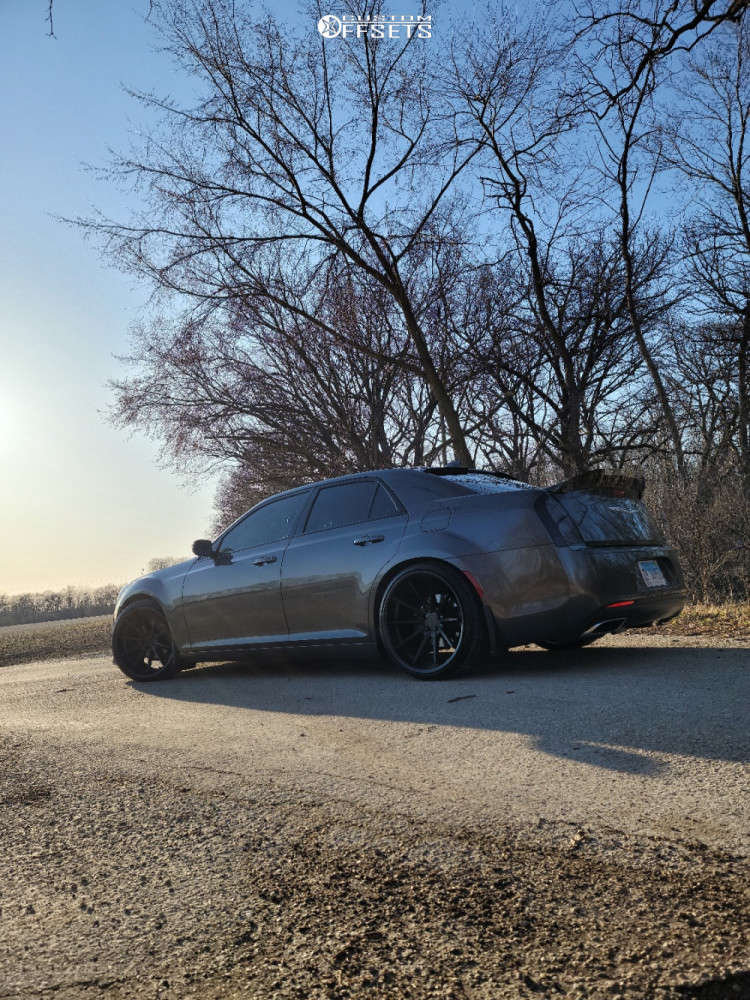2019 Chrysler 300 with 22x9.5 12 Ferrada FR4 and 255/30R22 Continental ...