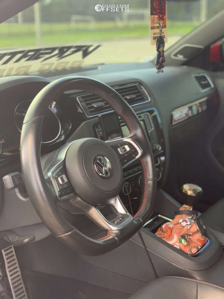 2017 Volkswagen Jetta with 18x9.5 15 7Twenty Style 55 and 215/35R18 ...