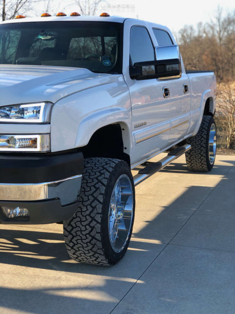 2005 Chevrolet Silverado 2500 HD with 22x12 -44 TIS 544C and 33/12.5R22 ...