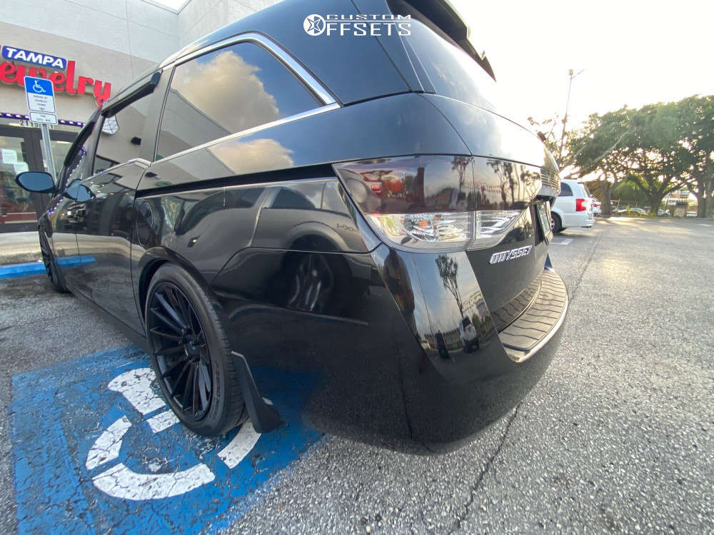 2014 Honda Odyssey with 20x8.5 35 Niche Vice and 235/45R20 Pirelli ...