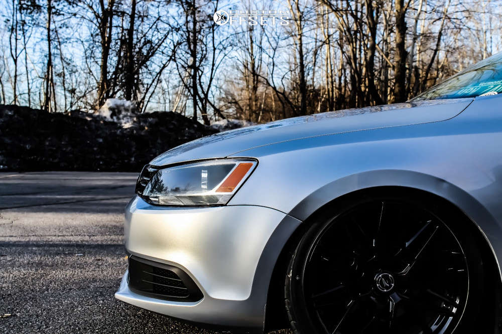 2013 Volkswagen Jetta with 18x8 40 Platinum Retribution and 225/40R18 ...