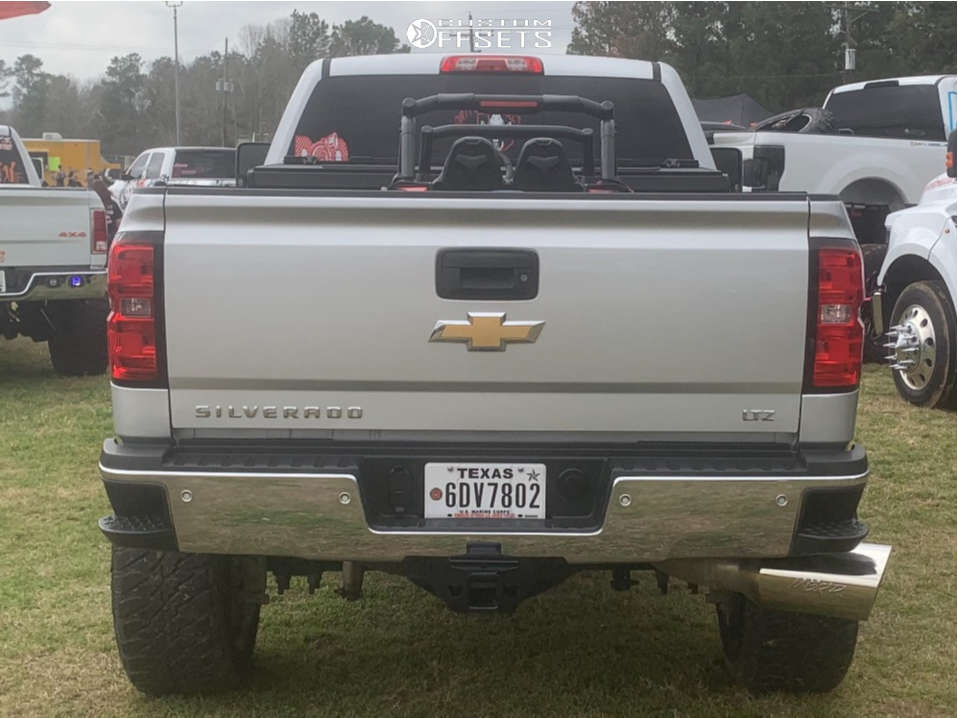 2015 Chevrolet Silverado 2500 HD with 22x12 -44 Fuel D611 and 35/13 ...