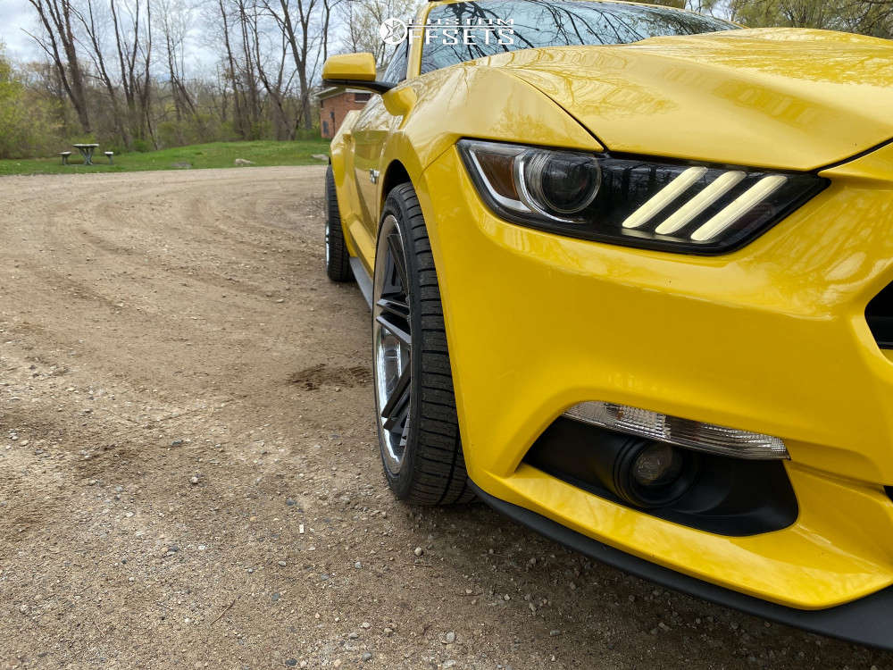 2016 Ford Mustang with 20x10.5 25 Ferrada CM1 and 285/30R20 Michelin ...
