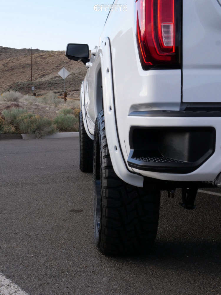 2020 GMC Sierra 1500 with 22x10 -18 Fuel Sledge and 35/12.5R22 Toyo ...