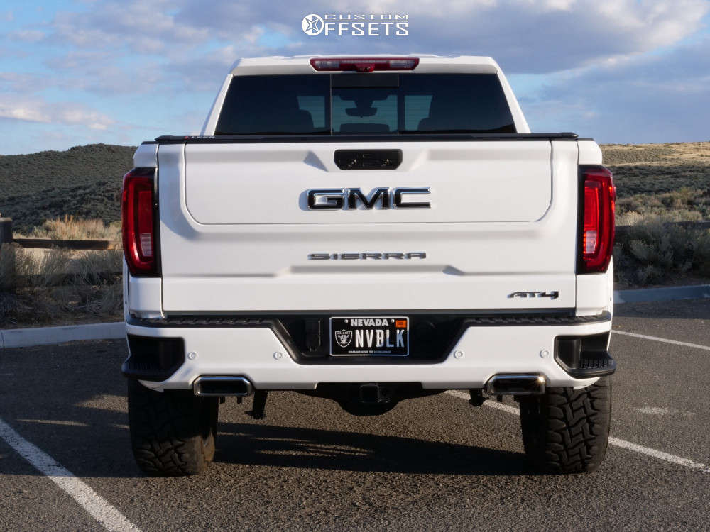 2020 GMC Sierra 1500 with 22x10 -18 Fuel Sledge and 35/12.5R22 Toyo ...