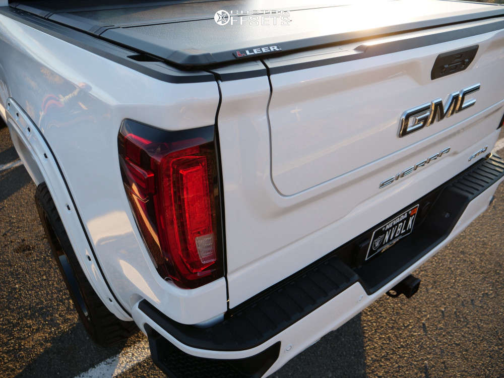 2020 GMC Sierra 1500 with 22x10 -18 Fuel Sledge and 35/12.5R22 Toyo ...