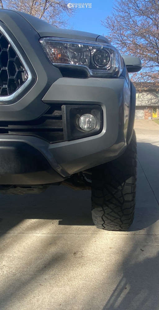 2018 Toyota Tacoma with 17x8.5 31.75 Pro Comp Series 34 and 285/70R17 ...