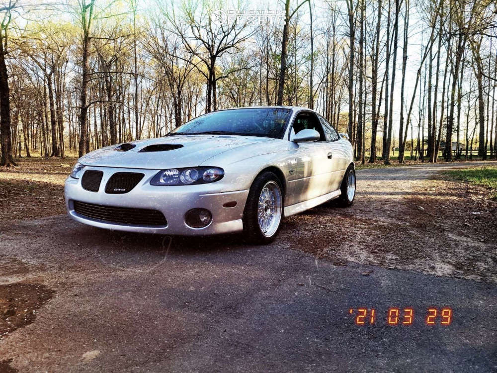 2006 Pontiac GTO with 17x8.5 35 ARC Ar1 and 245/45R17 General G-max As ...