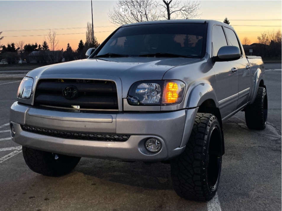 2005 Toyota Tundra with 22x12 -44 Fuel Triton D581 and 33/12.5R22 Nitto ...