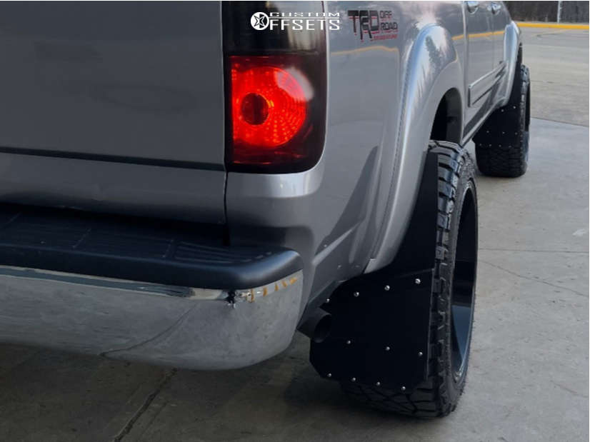 2005 Toyota Tundra with 22x12 -44 Fuel Triton D581 and 33/12.5R22 Nitto ...