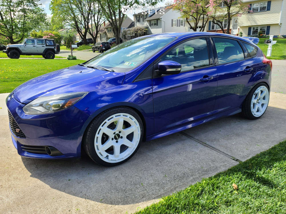 Ford Focus St Blue With White Wheels