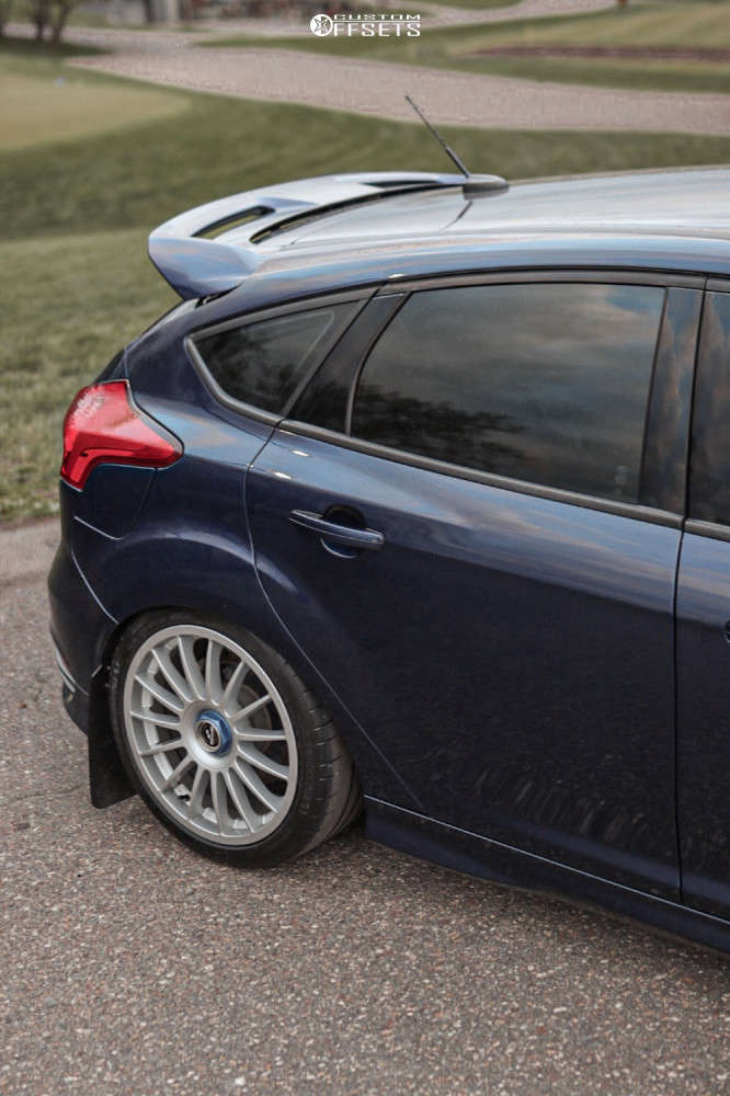 2016 Ford Focus with 18x8.5 42 Fifteen52 Podium and 235/40R18 Michelin ...