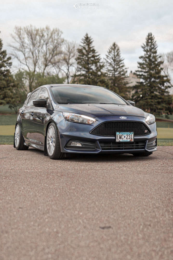 2016 Ford Focus with 18x8.5 42 Fifteen52 Podium and 235/40R18 Michelin ...