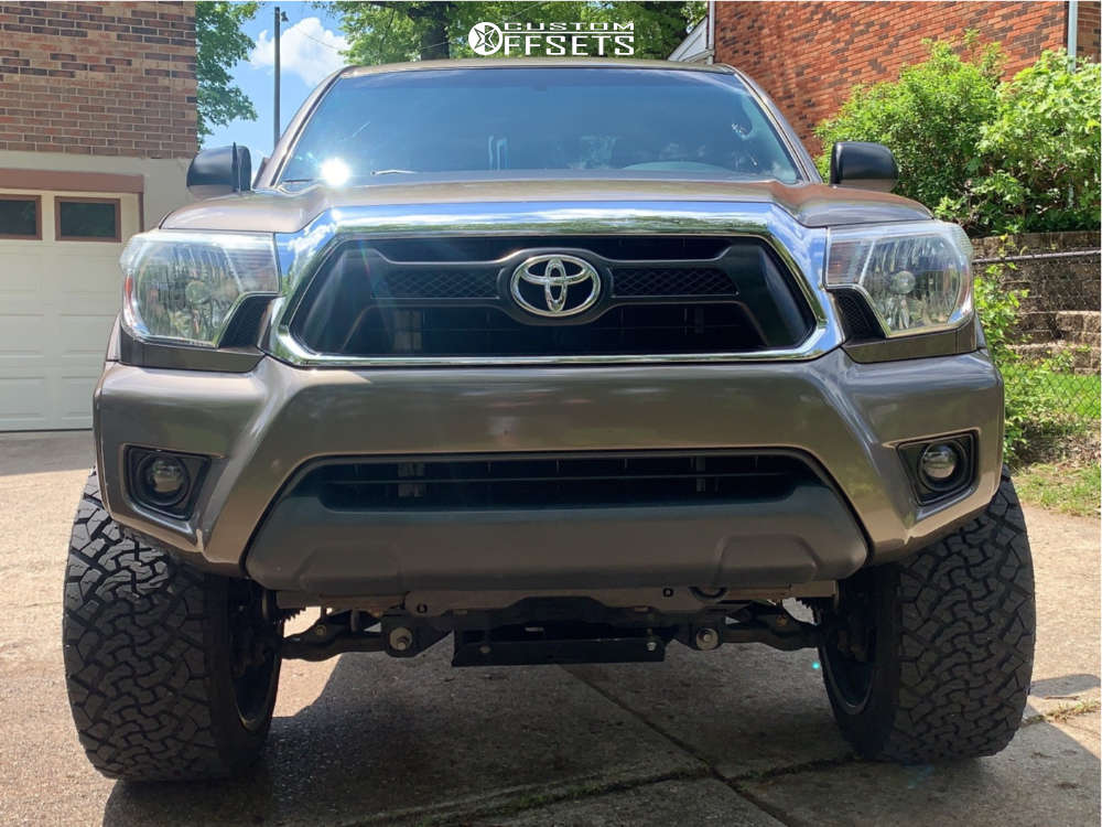 2014 Toyota Tacoma with 22x12 -44 TIS 544MB and 33/12.5R22 Venom Power ...