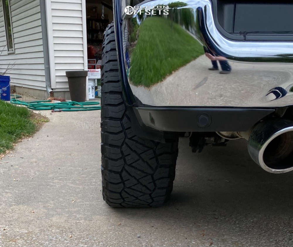 2020 Ram 1500 with 20x10 -18 Moto Metal Mo985 and 33/12.5R20 Nitto ...