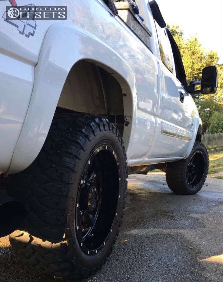 2004 Chevrolet Silverado 2500 HD with 20x10 -19 Tuff T15 and 33/12.5R20 ...