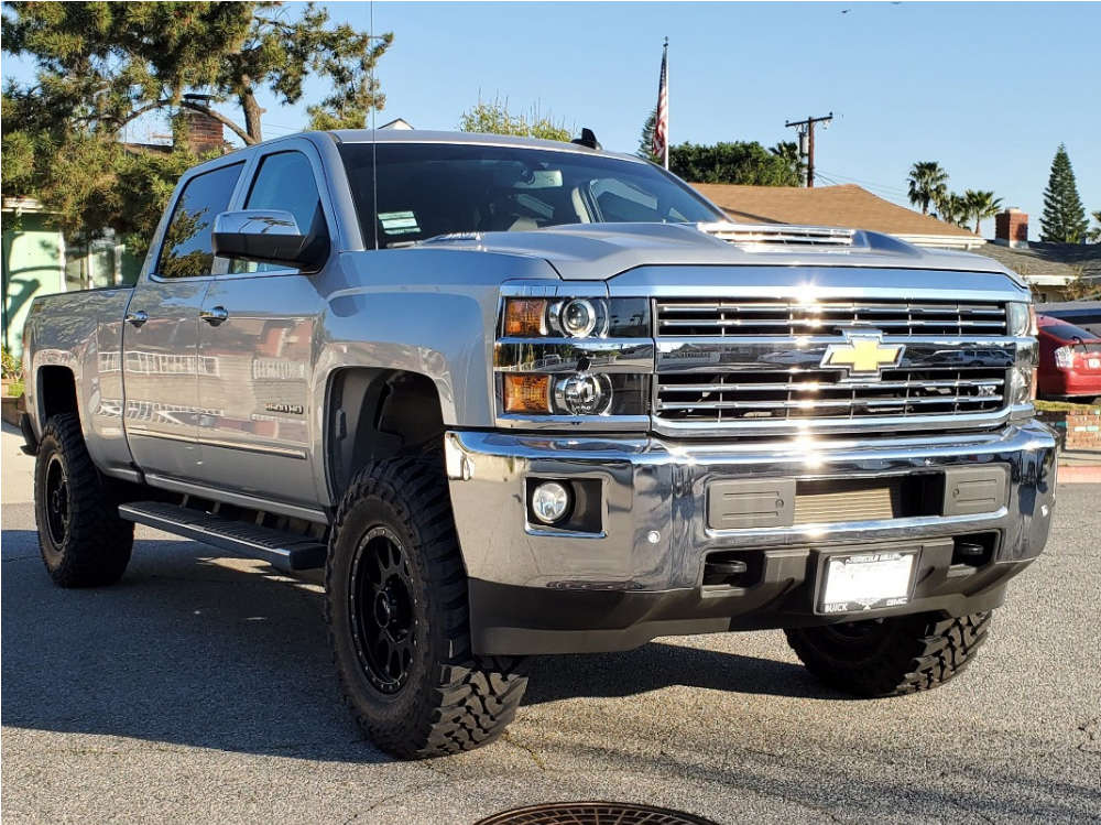 2018 Chevrolet Silverado 2500 HD with 18x9 18 Method Mr305 and 35/12 ...