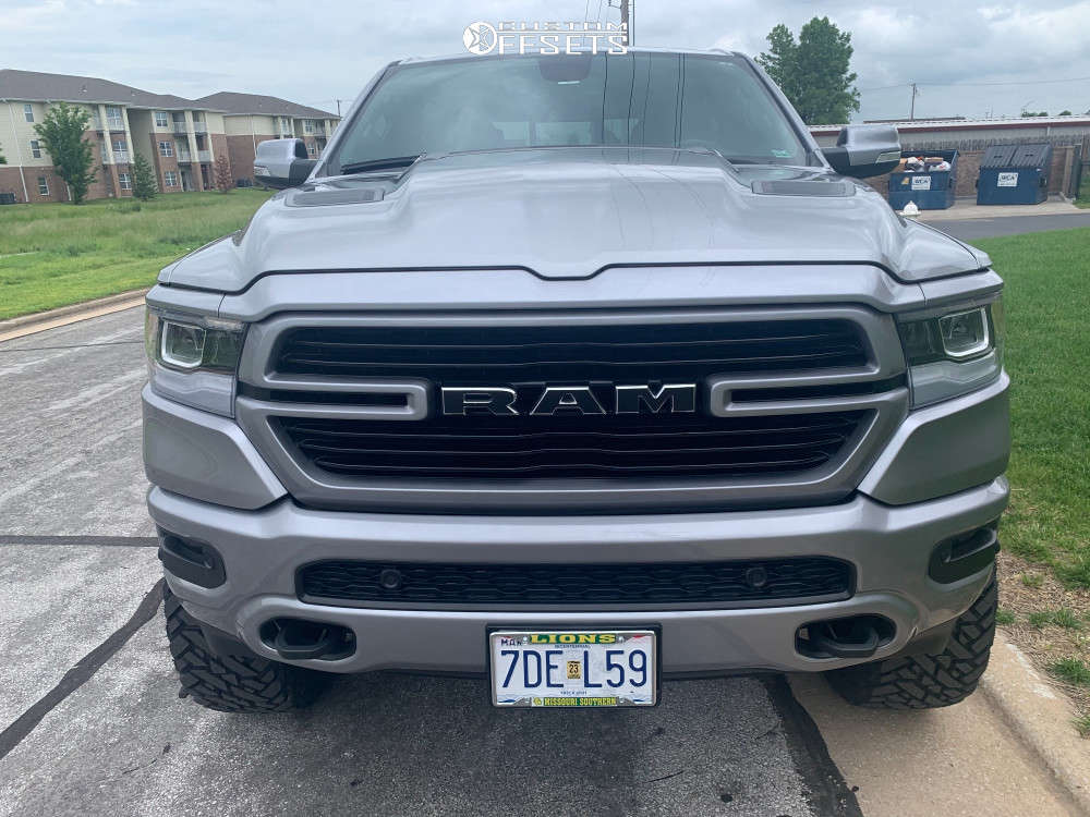 2020 Ram 1500 with 22x12 -44 Fuel Contra D615 and 35/12.5R22 Fuel ...