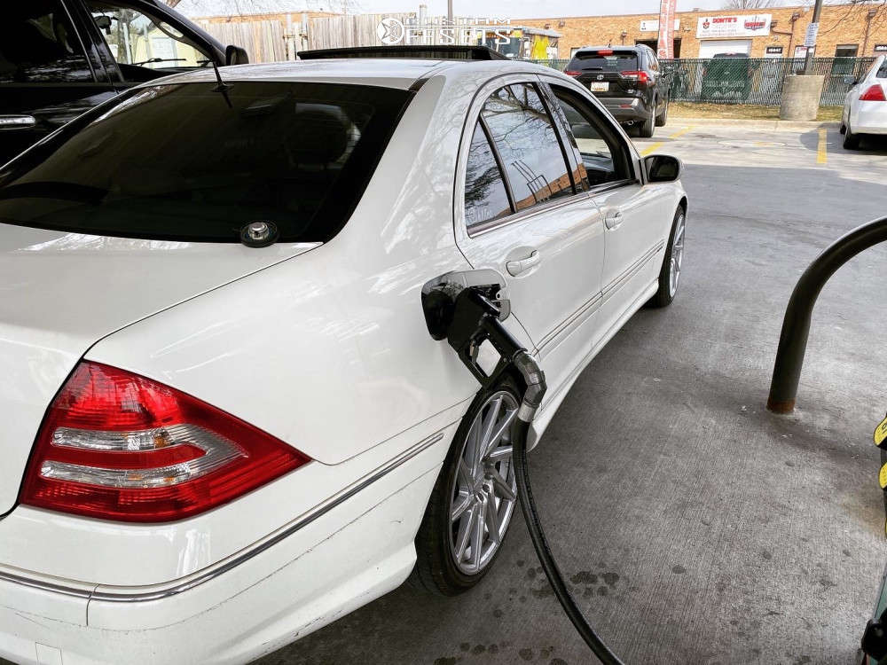 2006 Mercedes-Benz C230 with 18x8.5 33 F1R F29 and 225/40R18 Vercelli ...