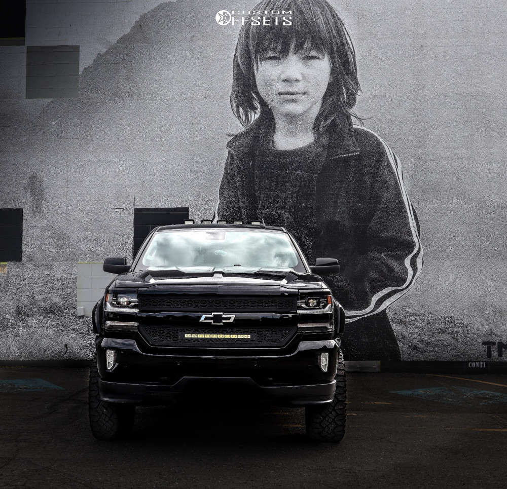 2018 Chevrolet Silverado 1500 with 20x12 -44 Fuel Sledge and 33/12.5R20 ...