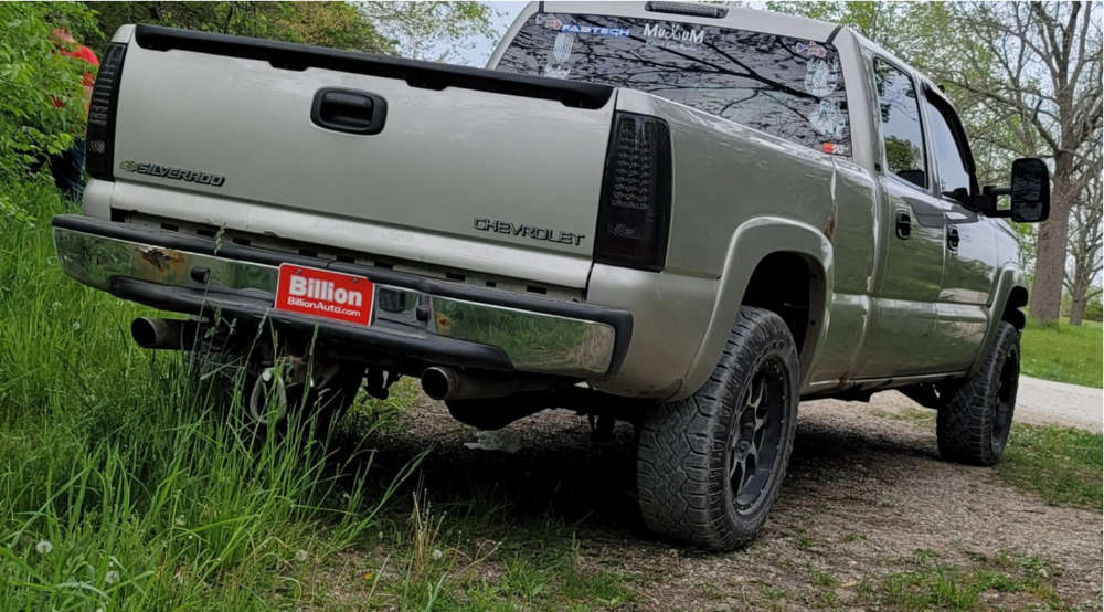 2005 Chevrolet Silverado 1500 HD with 18x10 18 Moto Metal Mo970 and 31/ ...
