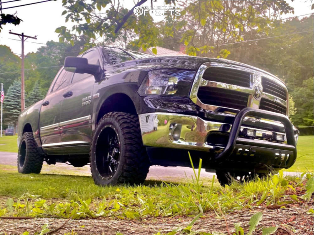 2017 Ram 1500 with 20x10 -25 Ultra Hunter and 33/12.5R20 Comforser ...