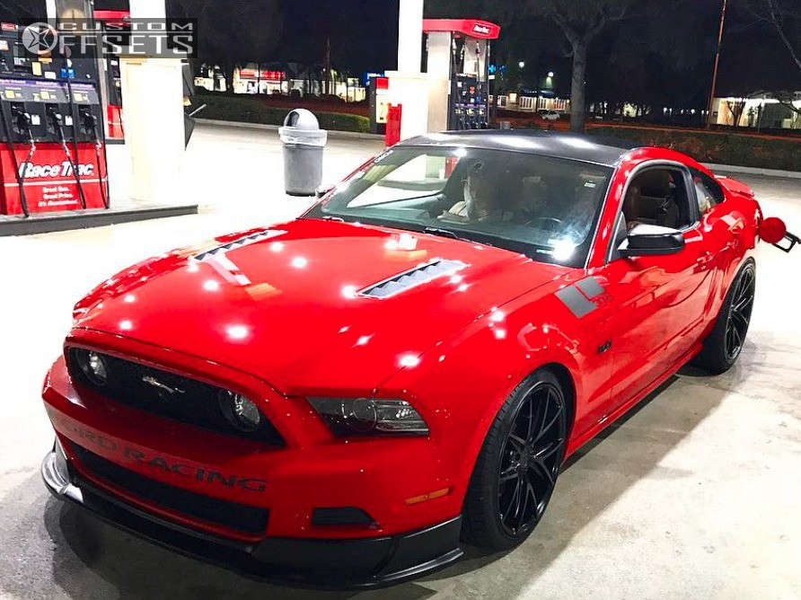 2013 Ford Mustang with 20x9 35 Niche Misano and 255/35R20 Michelin ...
