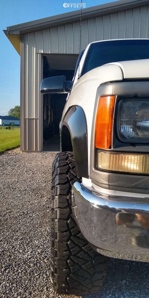 1997 GMC K2500 with 17x9 -12 Helo He878 and 32/10.5R17 Nitto Ridge ...