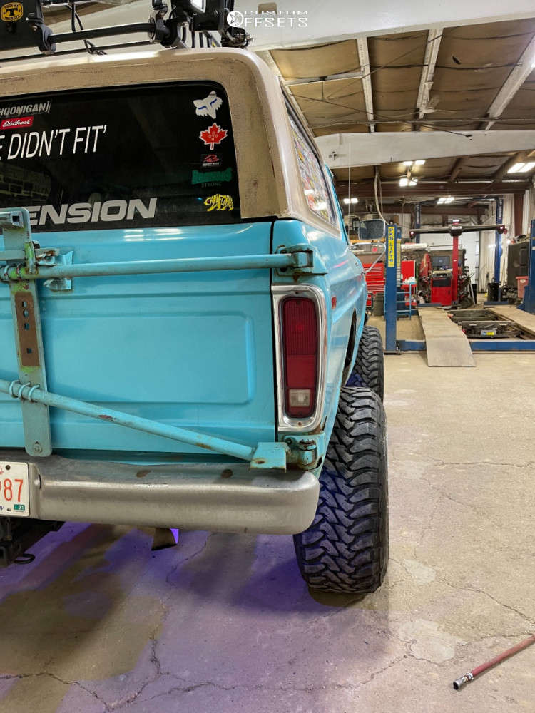 1979 Ford Bronco with 22x14 -76 Fuel Triton D609 and 35/12.5R22 Toyo ...