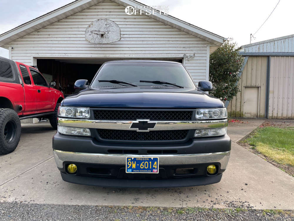 2001 Chevrolet Tahoe with 22x9 15 KMC Km704 and 275/40R22 Nitto Nt420v ...