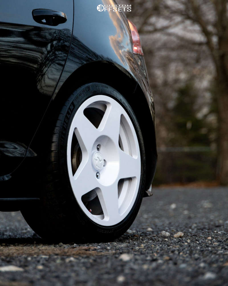 2018 Volkswagen Golf R with 18x8.5 45 Fifteen52 Tarmac and 235/40R18 ...