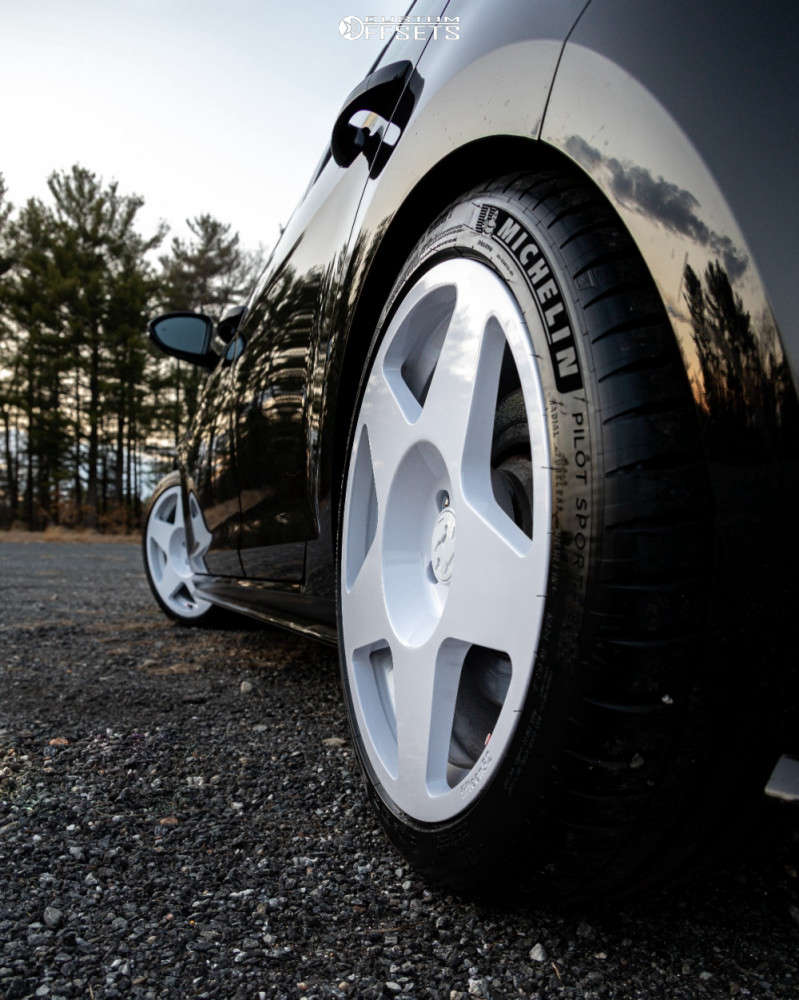 2018 Volkswagen Golf R with 18x8.5 45 Fifteen52 Tarmac and 235/40R18 ...