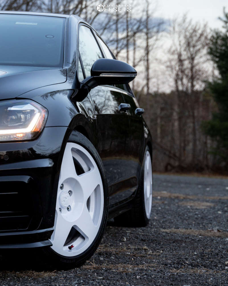 2018 Volkswagen Golf R with 18x8.5 45 Fifteen52 Tarmac and 235/40R18 ...