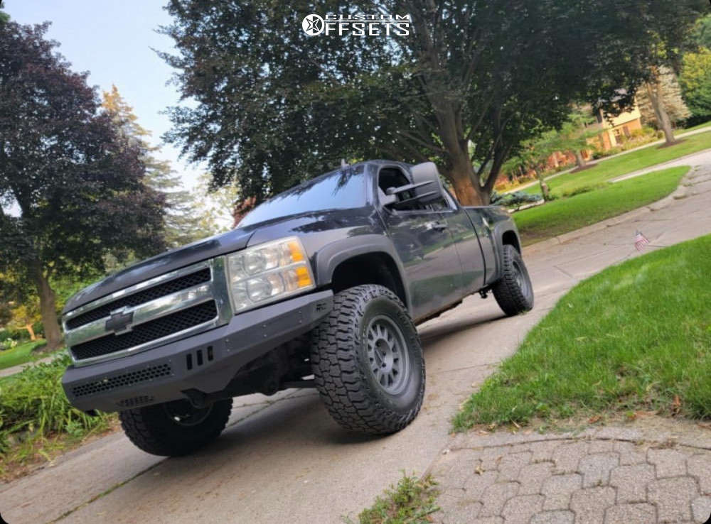 2007 Chevrolet Silverado 1500 with 17x8.5 Method Mr704 and 35/12.5R17 ...