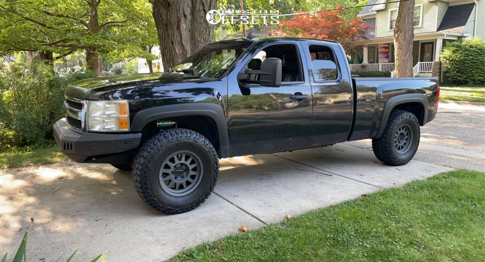2007 Chevrolet Silverado 1500 with 17x8.5 Method Mr704 and 35/12.5R17 ...
