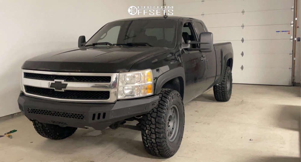 2007 Chevrolet Silverado 1500 with 17x8.5 Method Mr704 and 35/12.5R17 ...