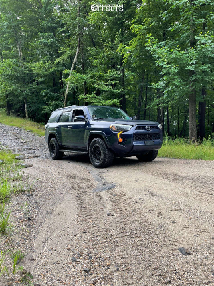 2015 Toyota 4Runner with 17x8.5 Method Mr305 and 31/10.5R17 Falken ...