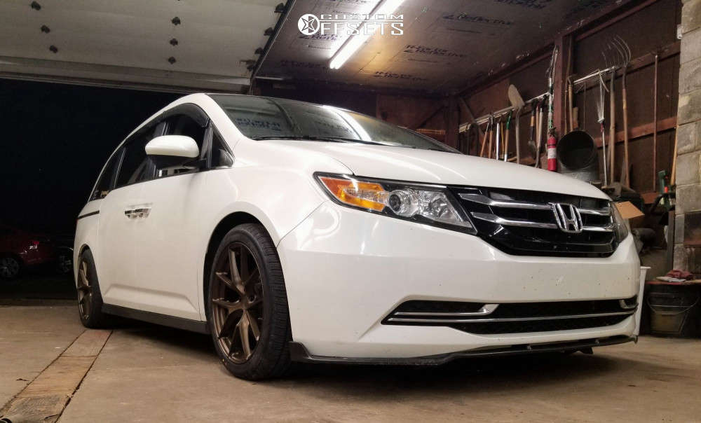 2014 Honda Odyssey with 19x8.5 35 Aodhan Aff7 and 235/45R19 Kenda Vezda ...