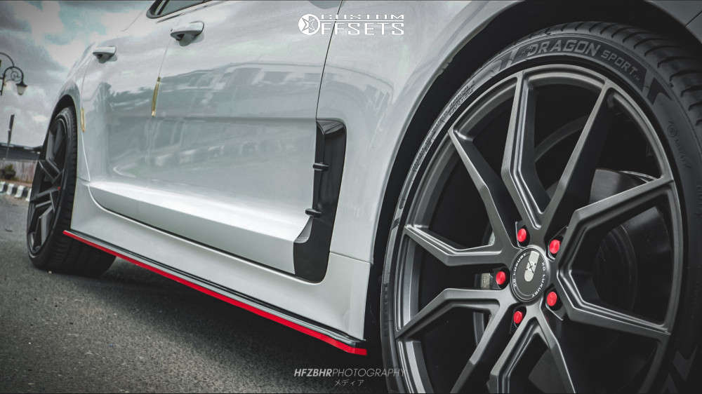 2019 Kia Stinger with 20x8.5 32 XO Verona and 245/35R20 Pirelli Dragon ...