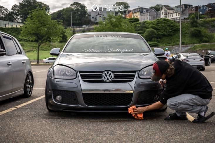 2006 Volkswagen Jetta with 18x8 35 Rays Engineering Lmgt2 and 215/40R18 ...
