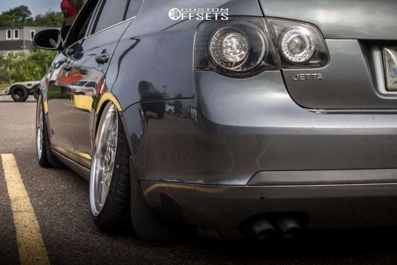2006 Volkswagen Jetta with 18x8 35 Rays Engineering Lmgt2 and 215/40R18 ...