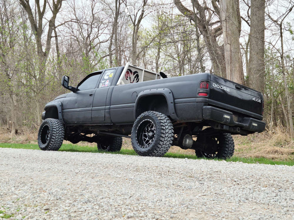 2000 Dodge Ram 2500 with 20x12 -44 Moto Metal Mo985 and 35/15.5R20 Fury ...