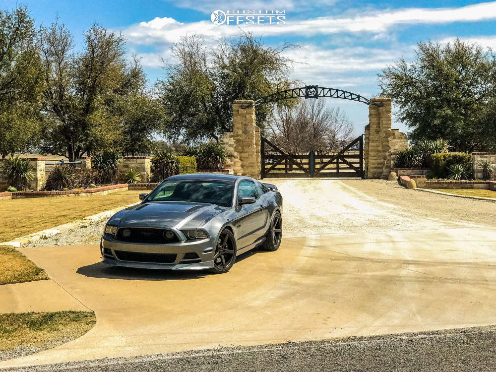 2014 Ford Mustang with 20x8.5 35 American Muscle MMD 551C and 255/35R20 ...