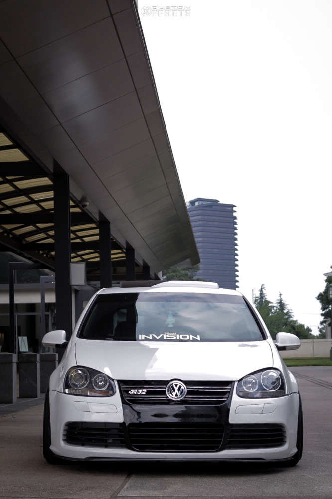 2008 Volkswagen R32 with 18x9.5 35 Rotiform Ccv and 215/35R18 Atlas ...