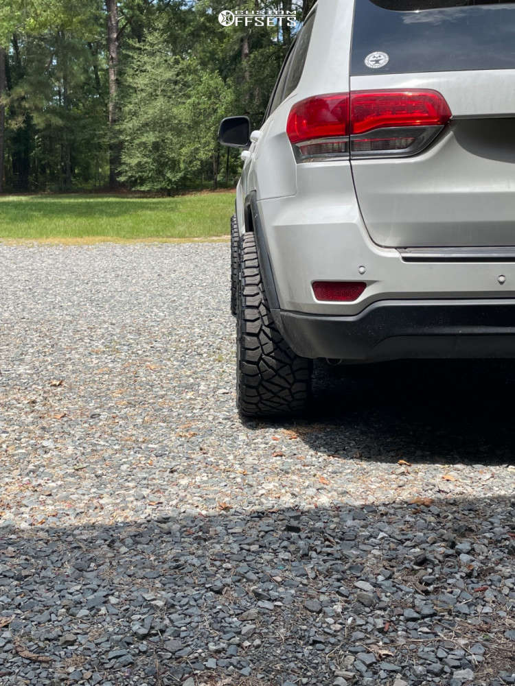 2016 Jeep Grand Cherokee with 20x9 1 Fuel Torque and 265/50R20 Nitto ...