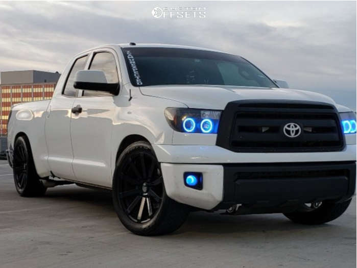 2010 Toyota Tundra with 22x9 Velocity Vw12b and 305/45R22 Nitto NT420V ...