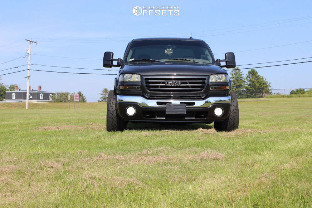 2005 GMC Sierra 2500 HD with 22x12 -44 TIS 544BM and 33/11.5R22 Nitto ...